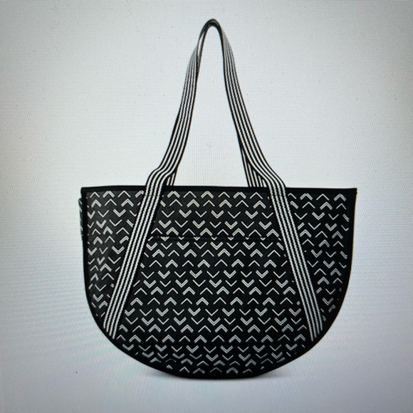 thirty-one | Bags | Thirtyone Round Utility Tote New | Poshmark